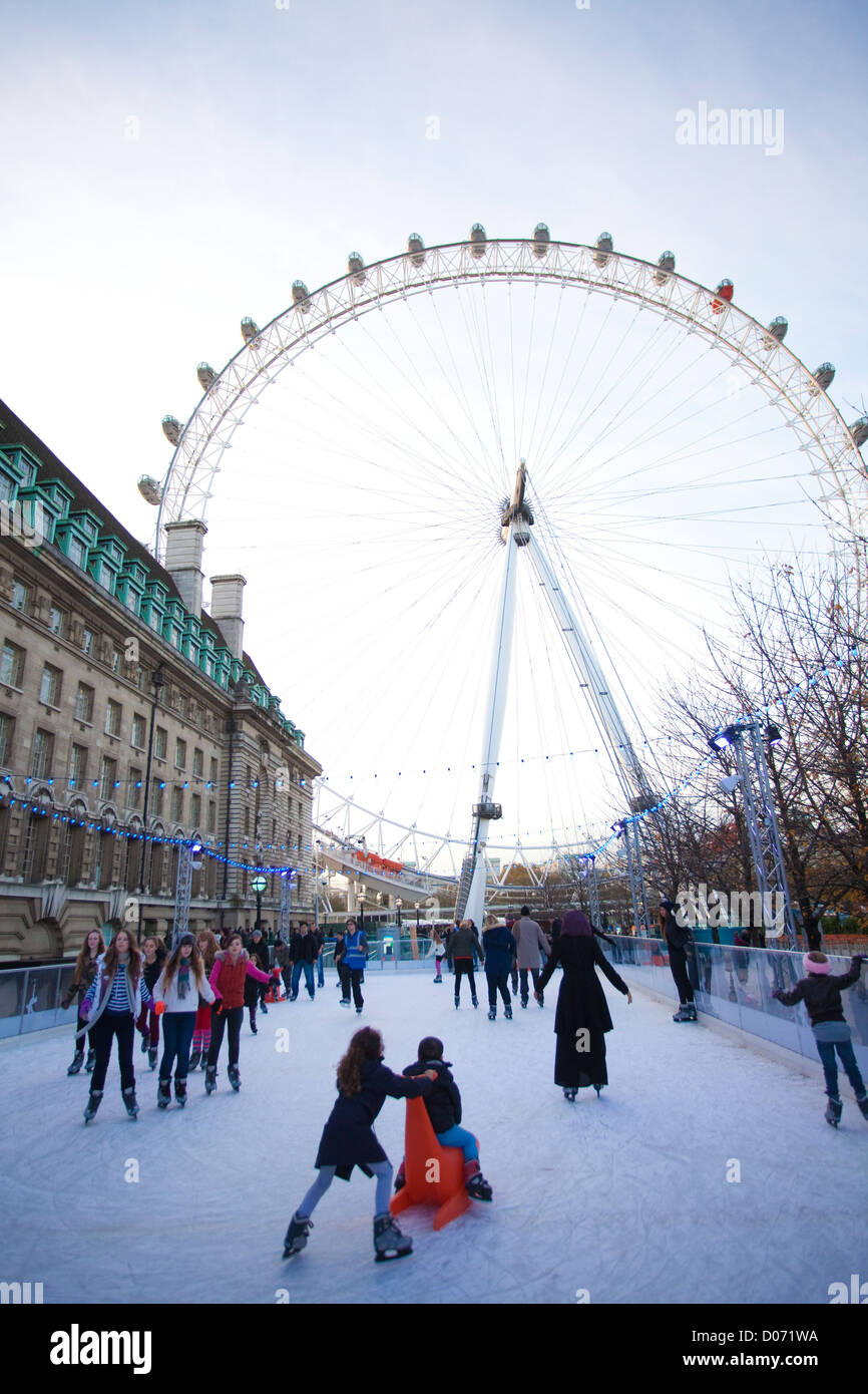 Ice skating at the london eye rink hi-res stock photography and images ...