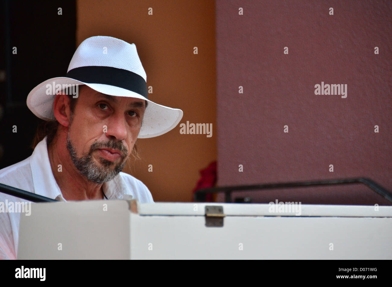 Piano player hi-res stock photography and images - Alamy