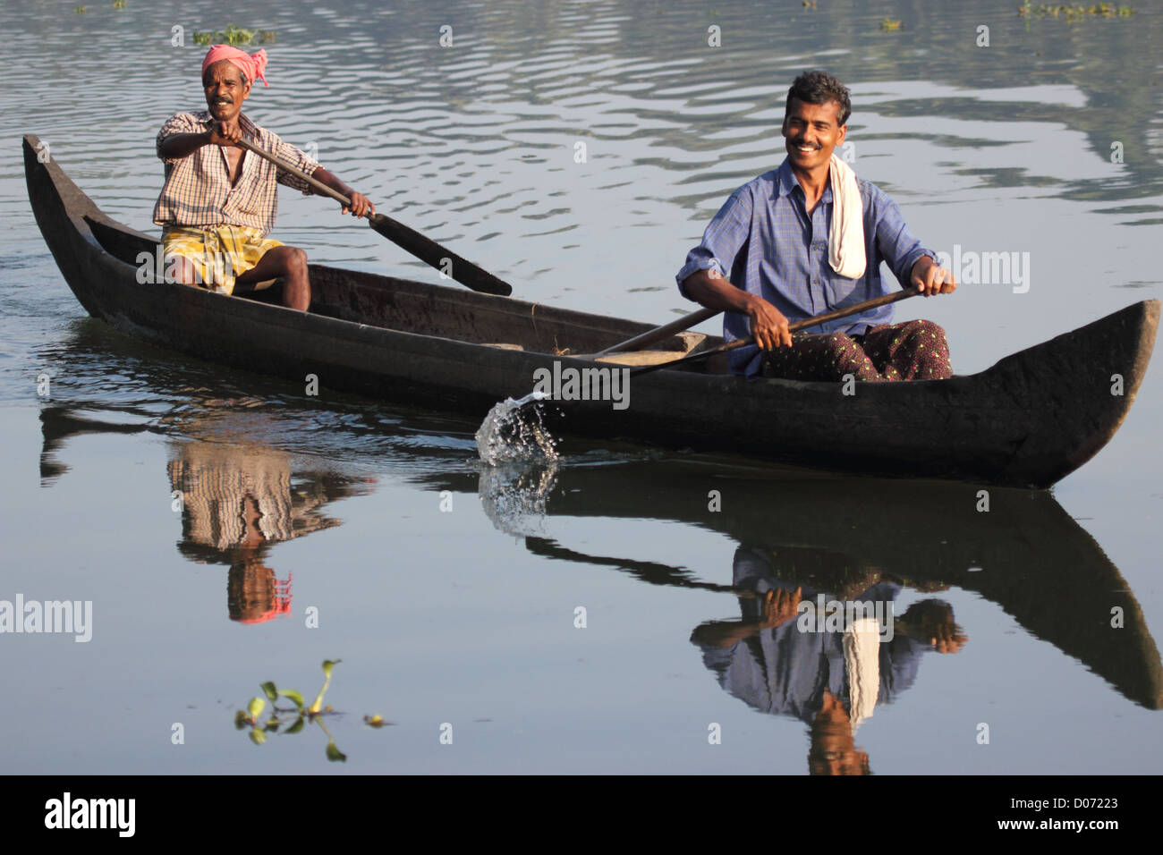 Two Keralites rowing across the backwaters in kerala Stock Photo - Alamy