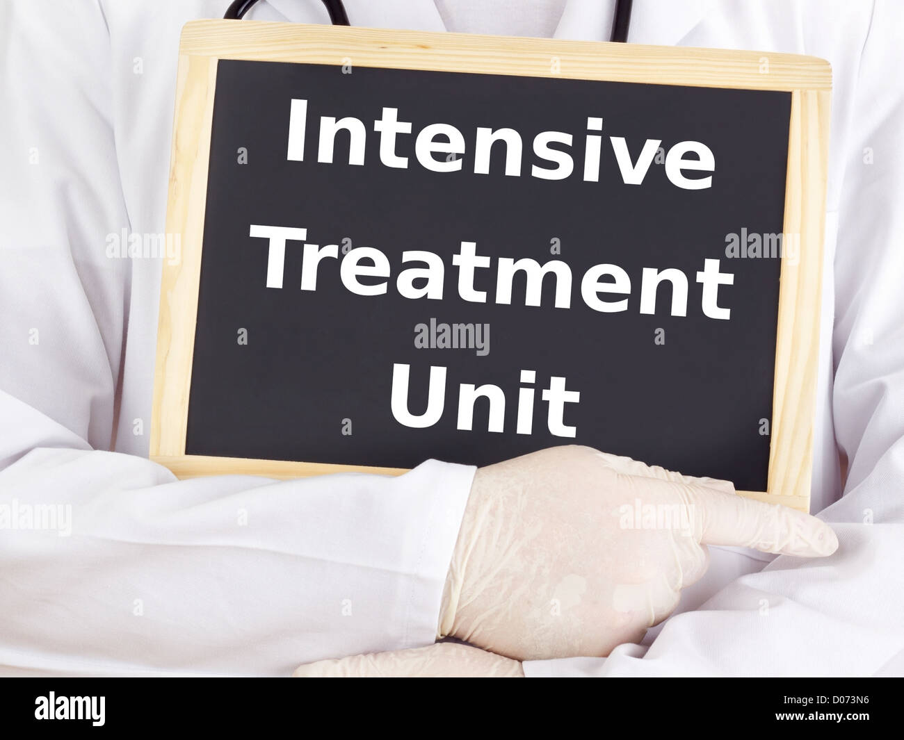 Doctor critical care icu hi-res stock photography and images - Alamy