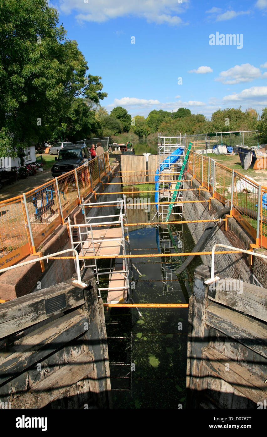 Droitwich canal lock hi-res stock photography and images - Alamy