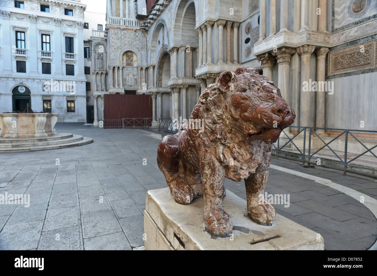 Lions statue hi-res stock photography and images - Alamy
