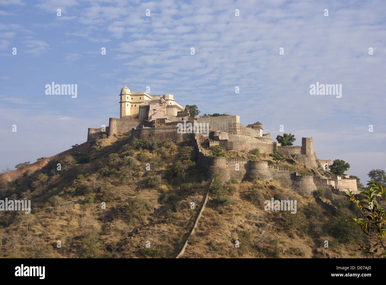 Castle and fortified walls of Kumbhalgarh Fort in Rajasthan, India ...
