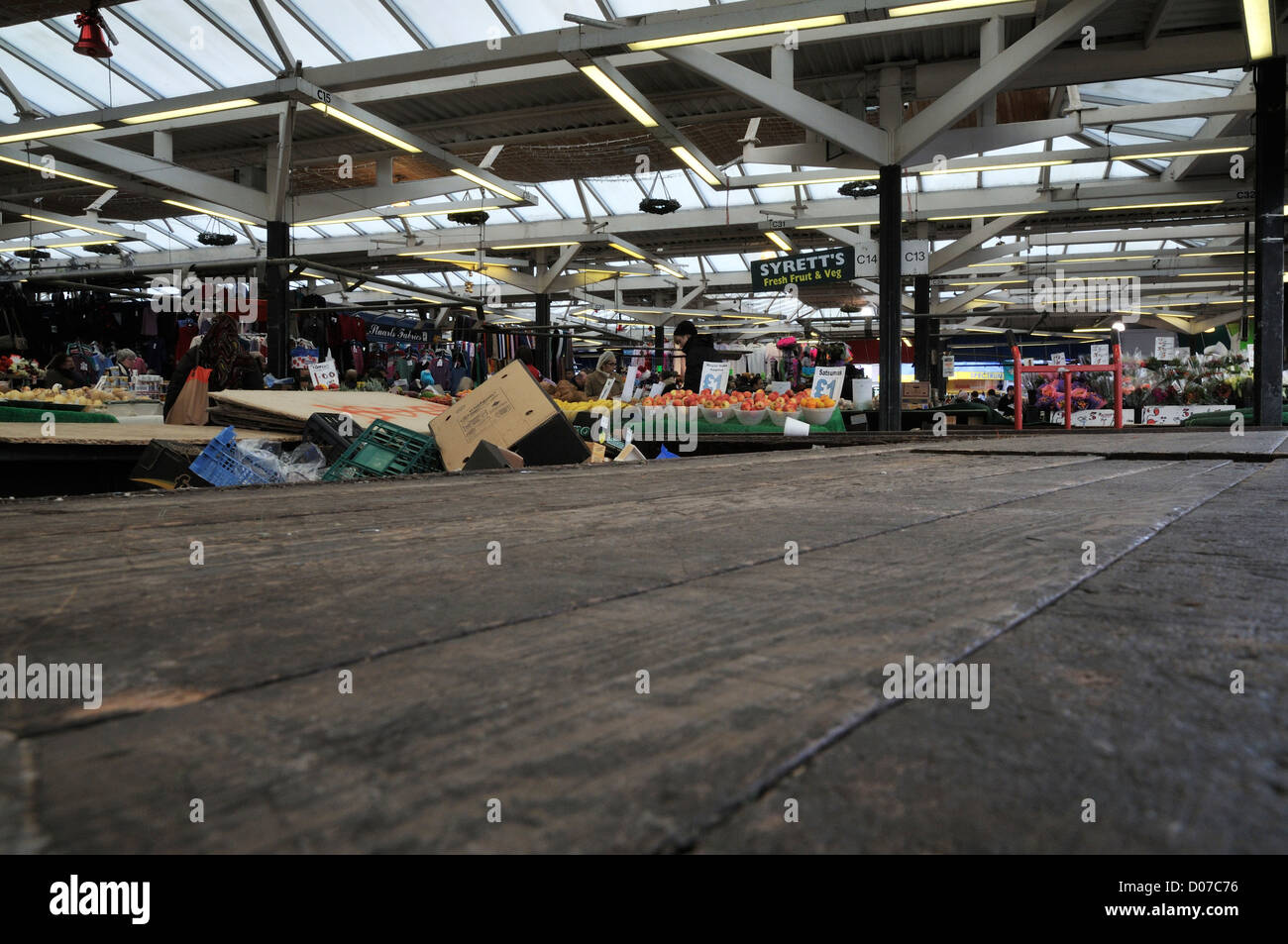 Empty market traders stall in Leicester marketplace Stock Photo - Alamy