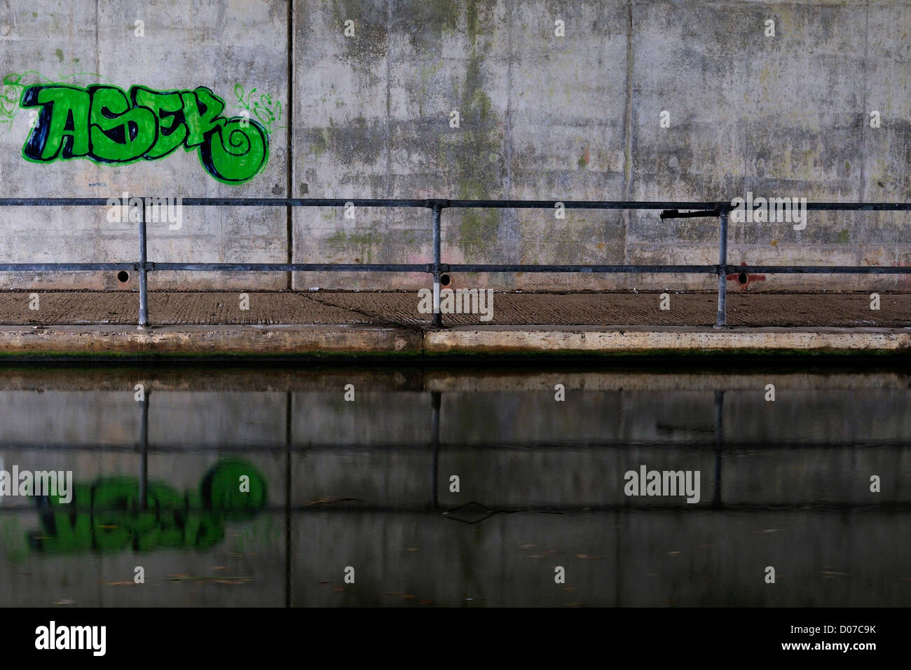 Canal bridge grafitti hi-res stock photography and images - Alamy