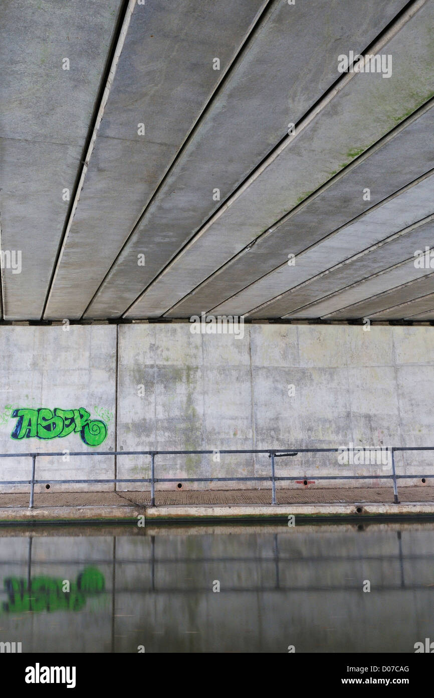Canal bridge grafitti hi-res stock photography and images - Alamy