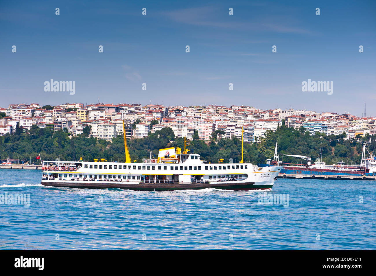 Boats on the bosphorus hi-res stock photography and images - Alamy