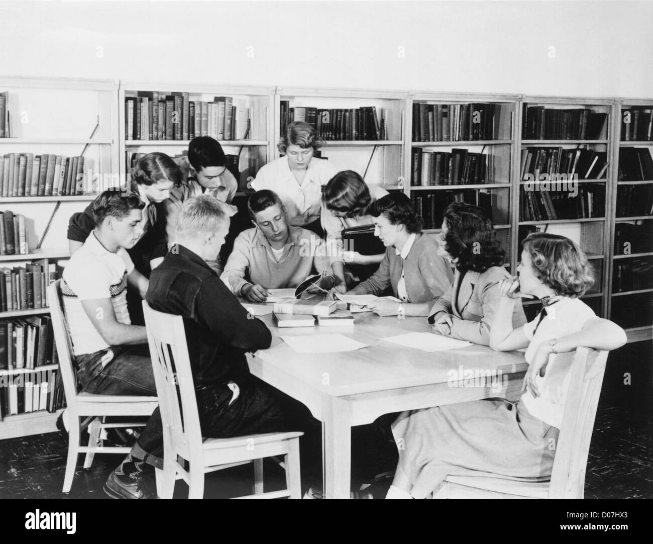 Students gathered at high school library Stock Photo - Alamy