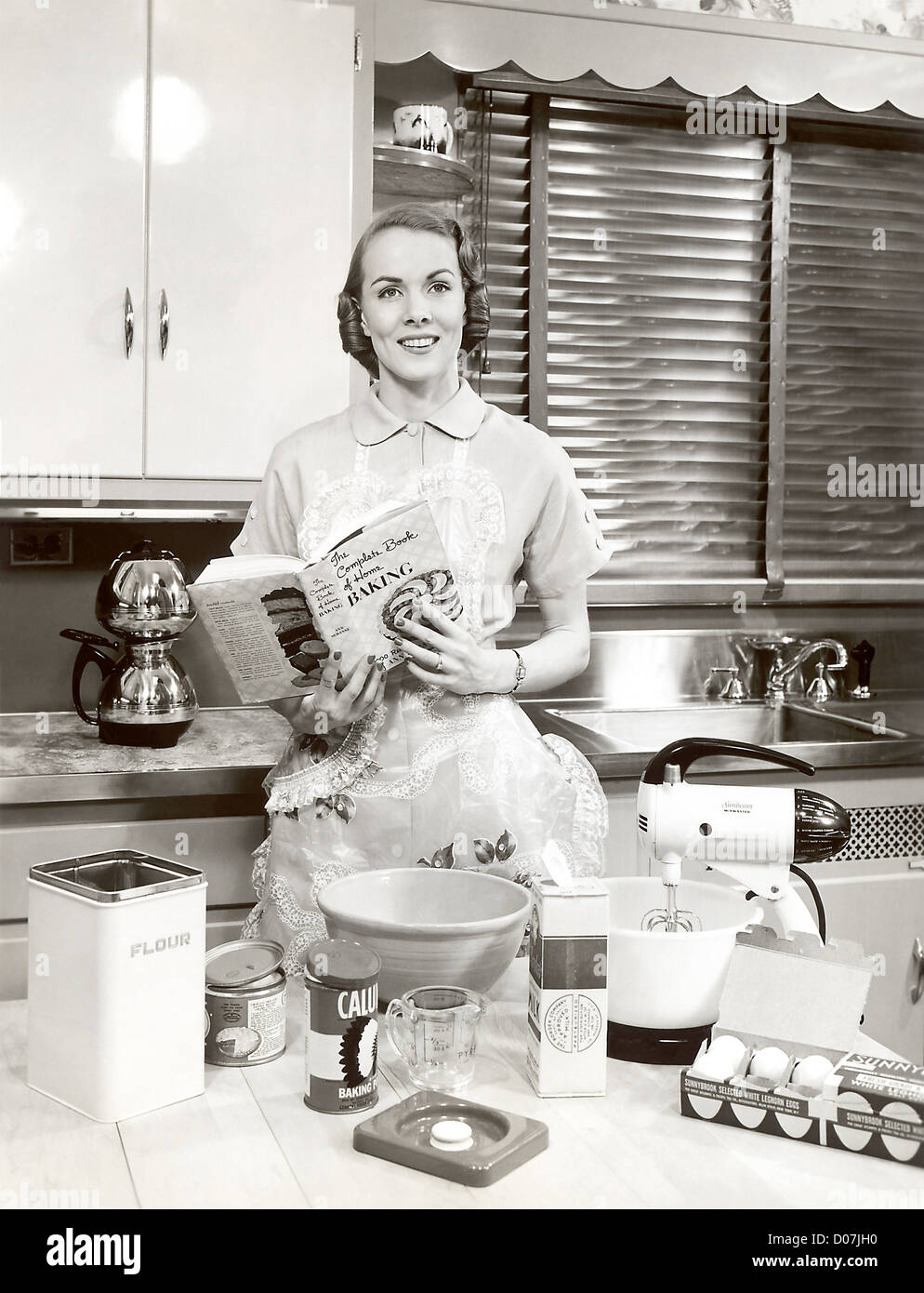 Woman apron vintage hi-res stock photography and images - Alamy