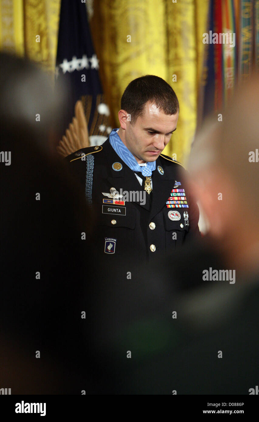 President Barack Obama awards Staff Sergeant Salvatore Giunta, U.S ...