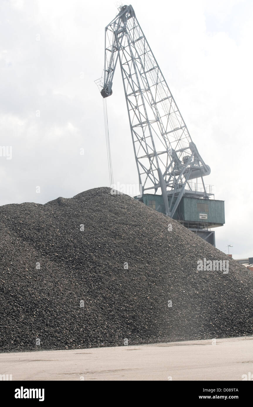 Coal piles hi-res stock photography and images - Alamy