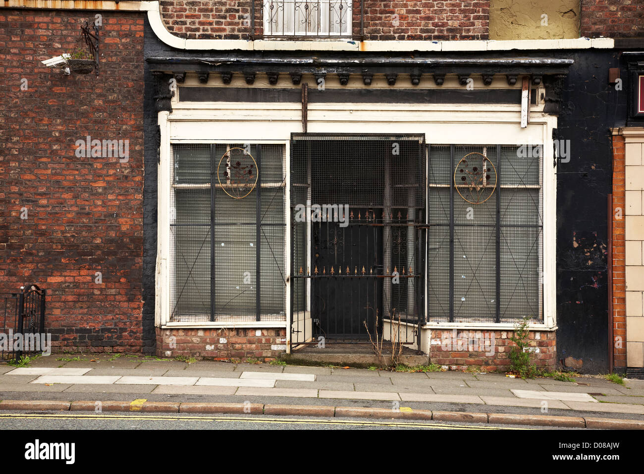 Rundown shop front hi-res stock photography and images - Alamy