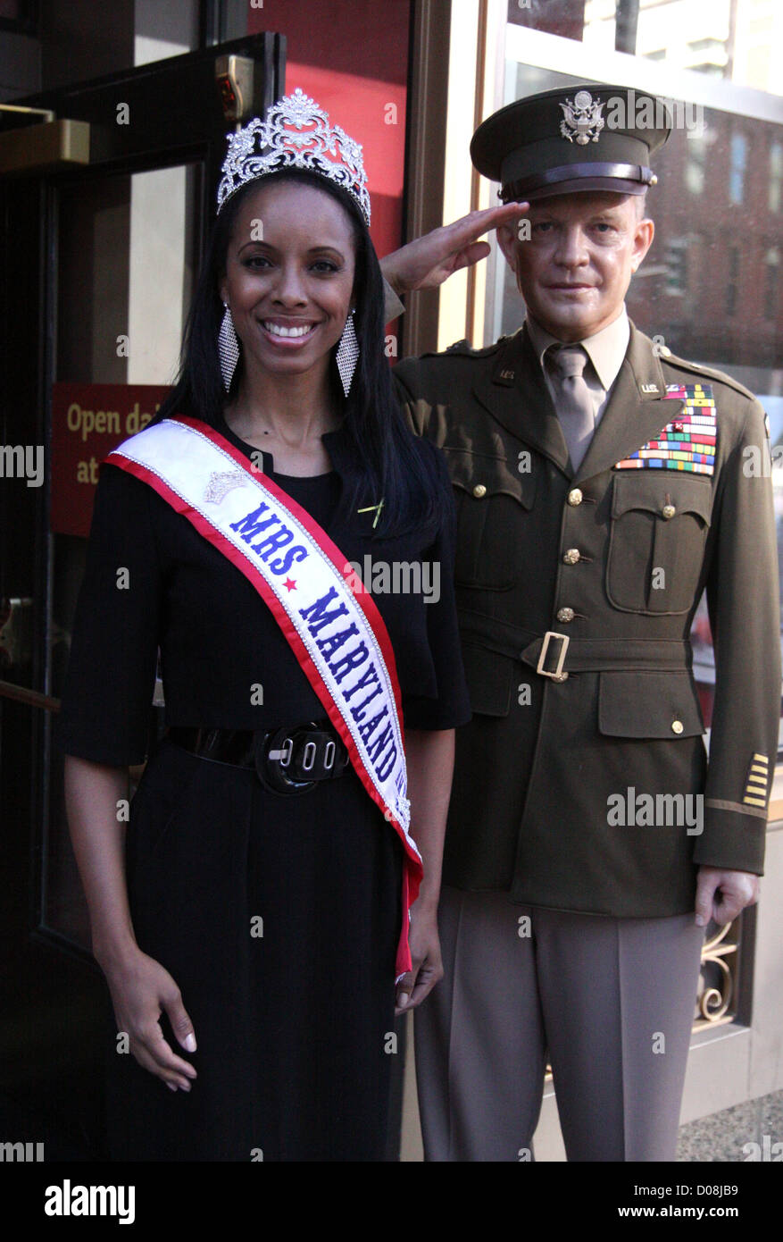 Mrs. Maryland America Raquel Riley Thomas poses with General Dwight ...