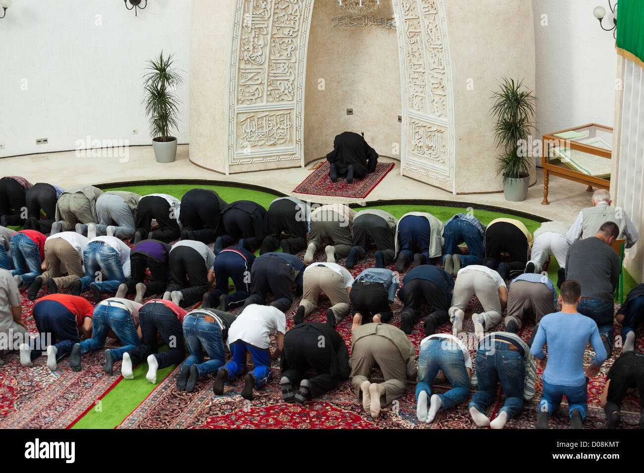 Imam prayer leader in islamic hi-res stock photography and images - Alamy