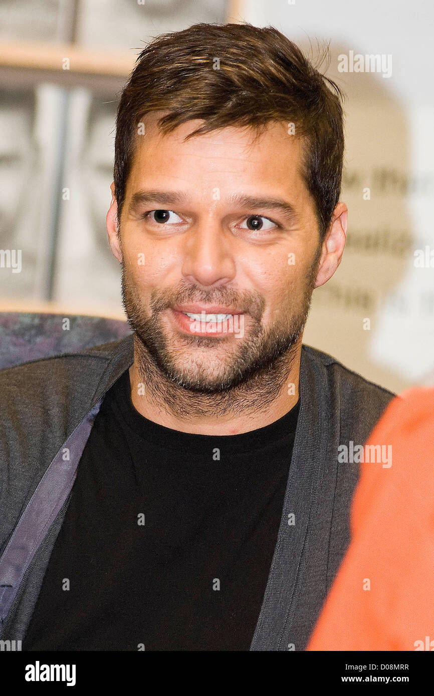Ricky Martin signs copies of his autobiography 'Me' at Borders Books ...