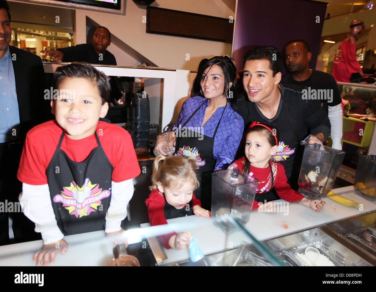 Mario Lopez, girlfriend Courtney Mazza and his family visit Millions of ...