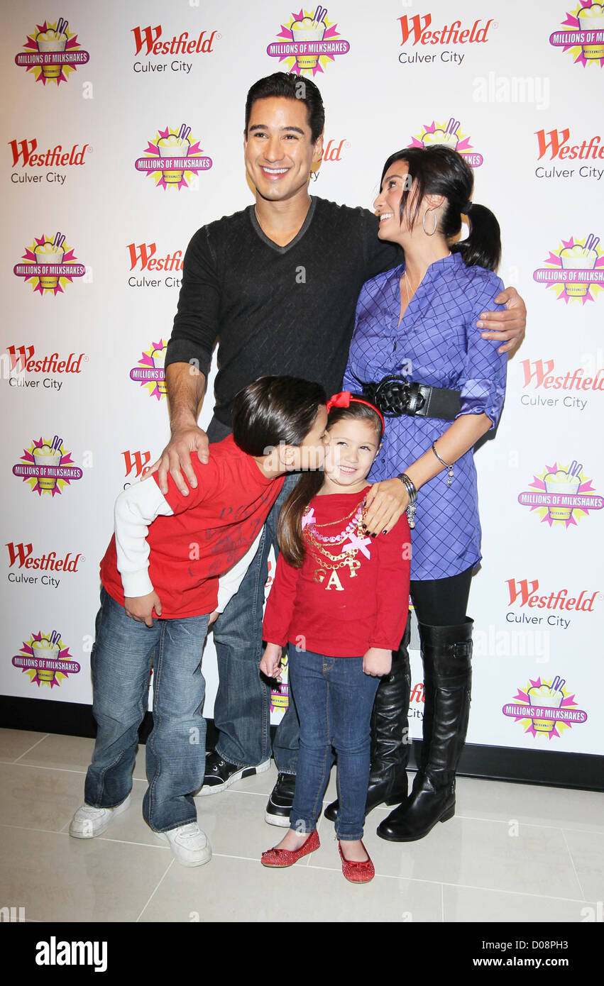 Mario Lopez, girlfriend Courtney Mazza and his family visit Millions of ...