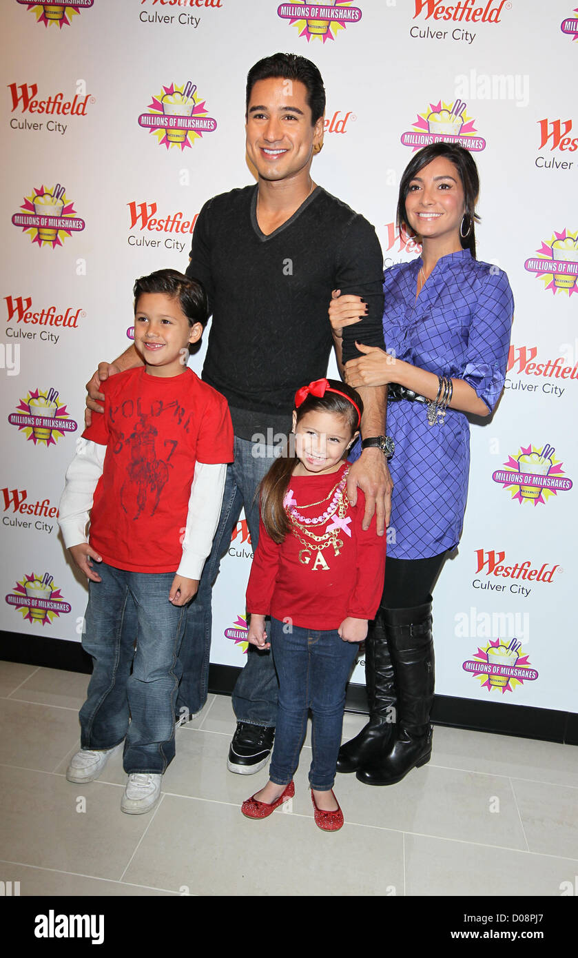 Mario Lopez, girlfriend Courtney Mazza and his family visit Millions of ...