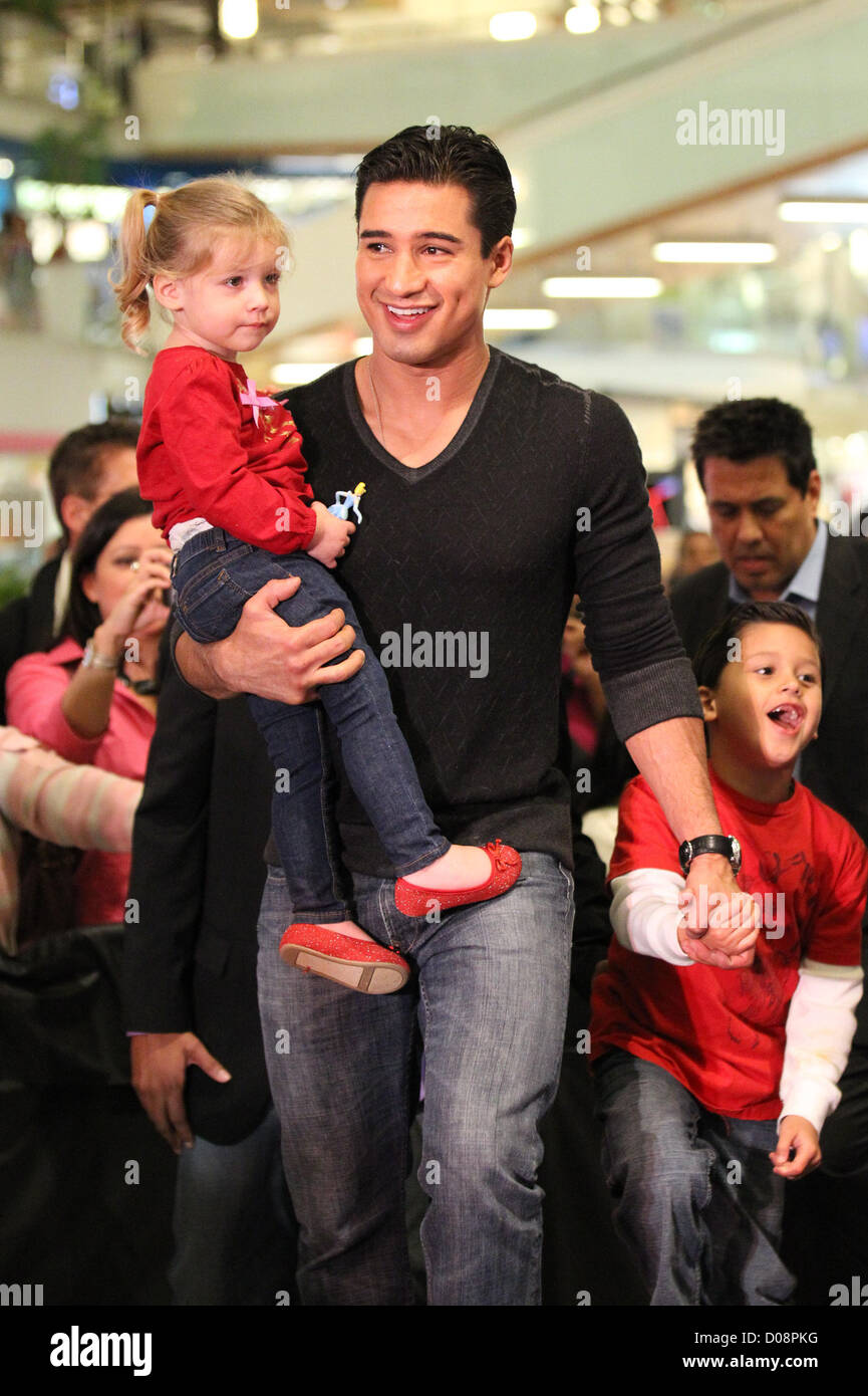 Mario Lopez and his family watch members of BGCV perform a pantomime on ...