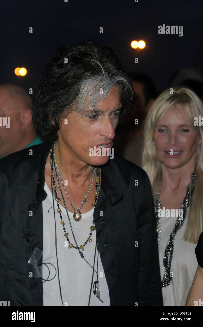 Joe Perry performs the Miami Dolphins vs Chicago Bears game at Sun Life ...
