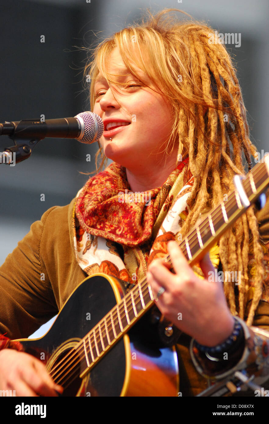 Crystal Bowersox performing at the Magnificent Mile Lights Festival ...