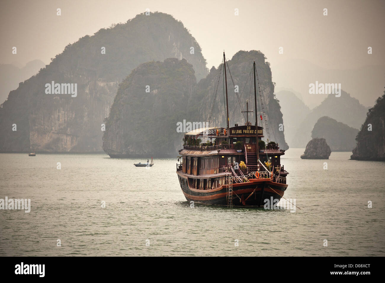 TRADITIONAL WOOD JUNK IN THE HA LONG BAY VIETNAM ASIA Stock Photo - Alamy
