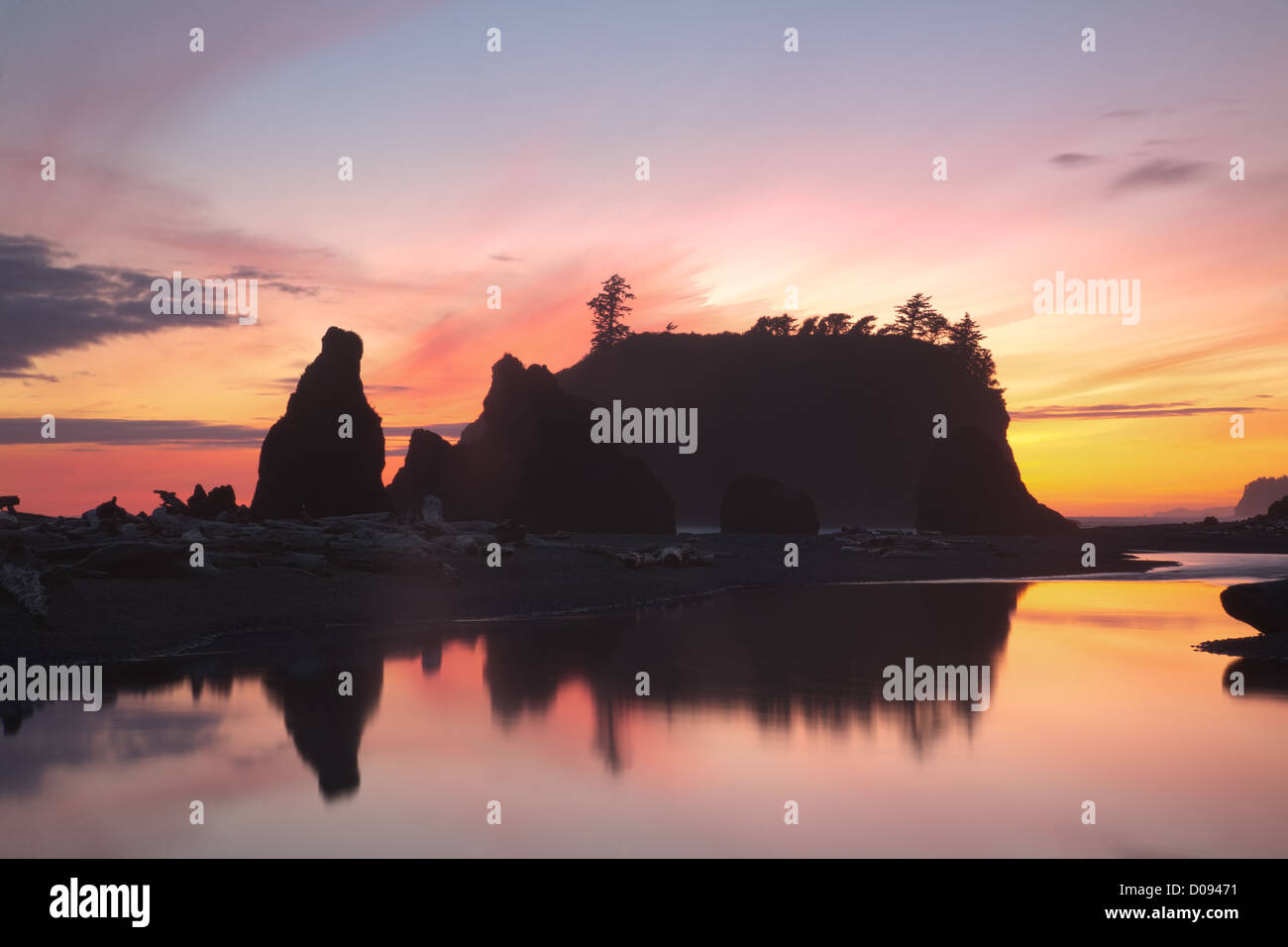 Sun setting behind island hi-res stock photography and images - Alamy