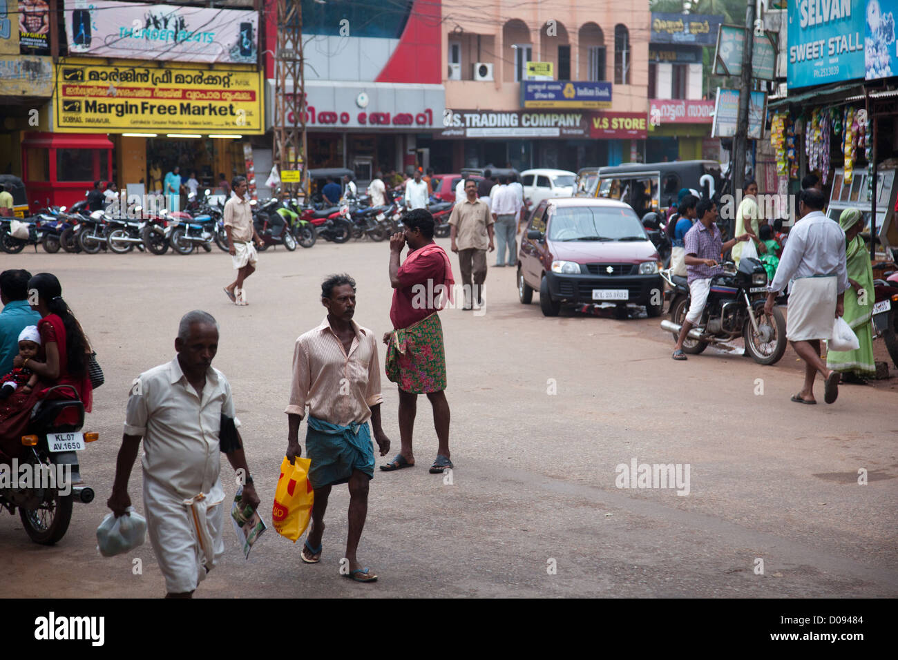 STREET SCENE IN THE PARAVUR TOWN CENTRE KERALA SOUTHERN INDIA ASIA ...