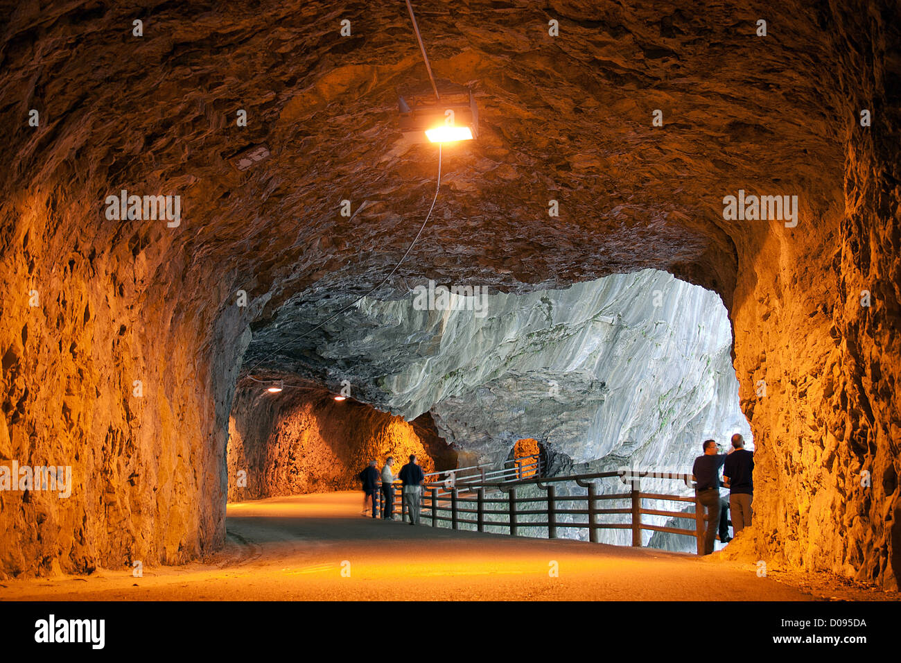 TOURISTS VISITING A CAVE IN TAROKO GORGE TAIWAN Stock Photo - Alamy