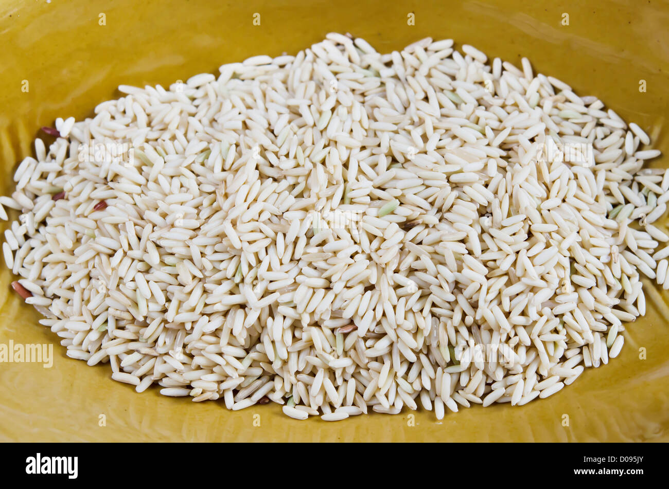 uncooked rice grains on brown plate Stock Photo - Alamy