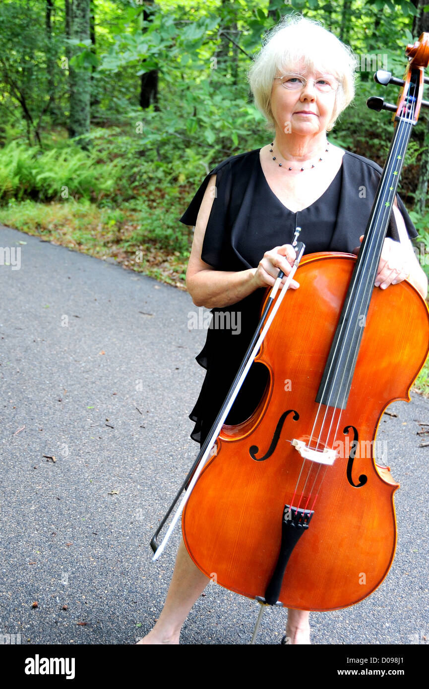 Cellist hi-res stock photography and images - Alamy