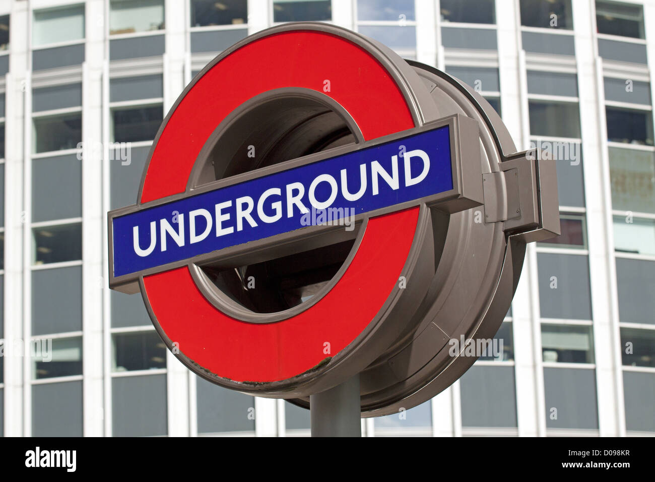 The london underground logo hi-res stock photography and images - Alamy