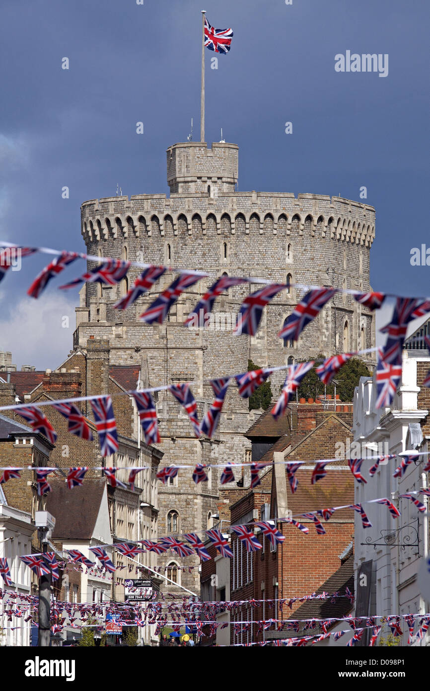 Windsor castle tower flags hi-res stock photography and images - Alamy