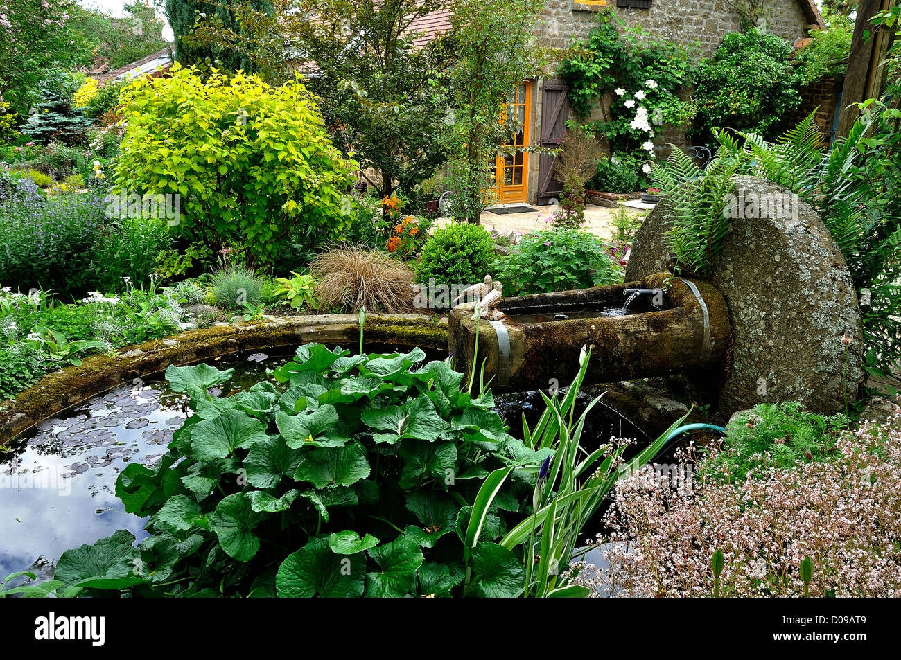 A "gadage" : structure in granite that was formerly used to grind the ...