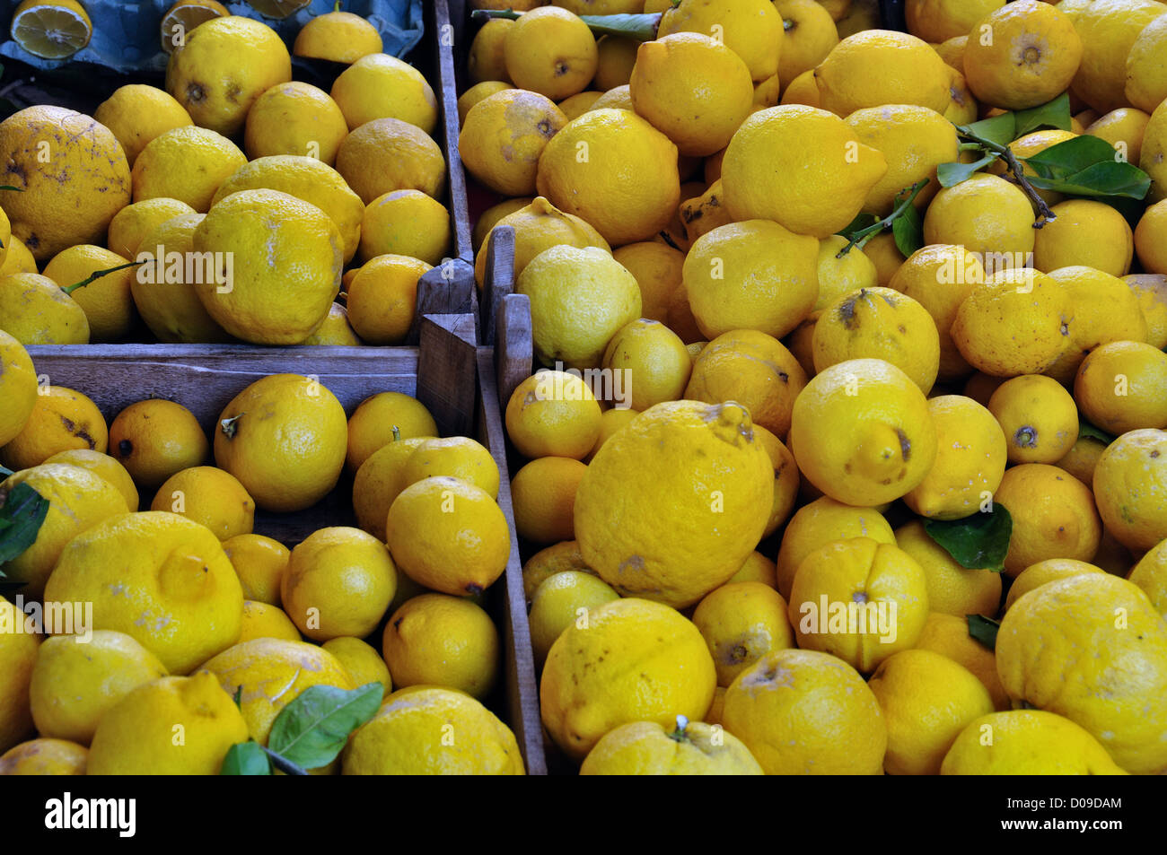 Fresh lemons in wooden crates at grocery store Stock Photo - Alamy
