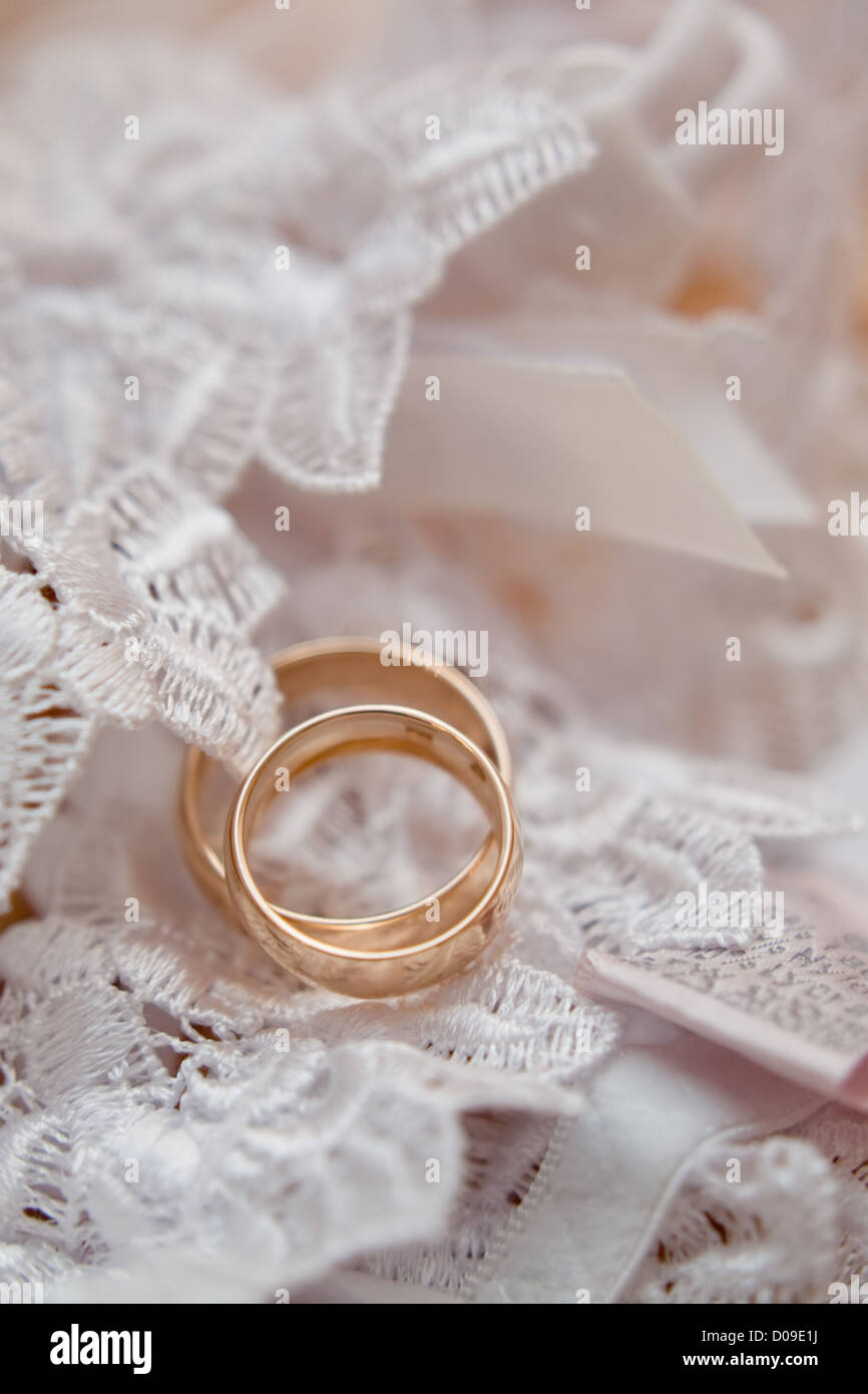 Two white gold rings hi-res stock photography and images - Alamy