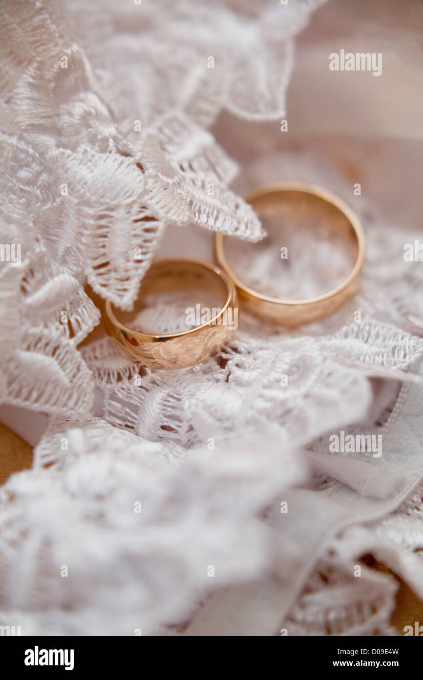 White rings hi-res stock photography and images - Alamy