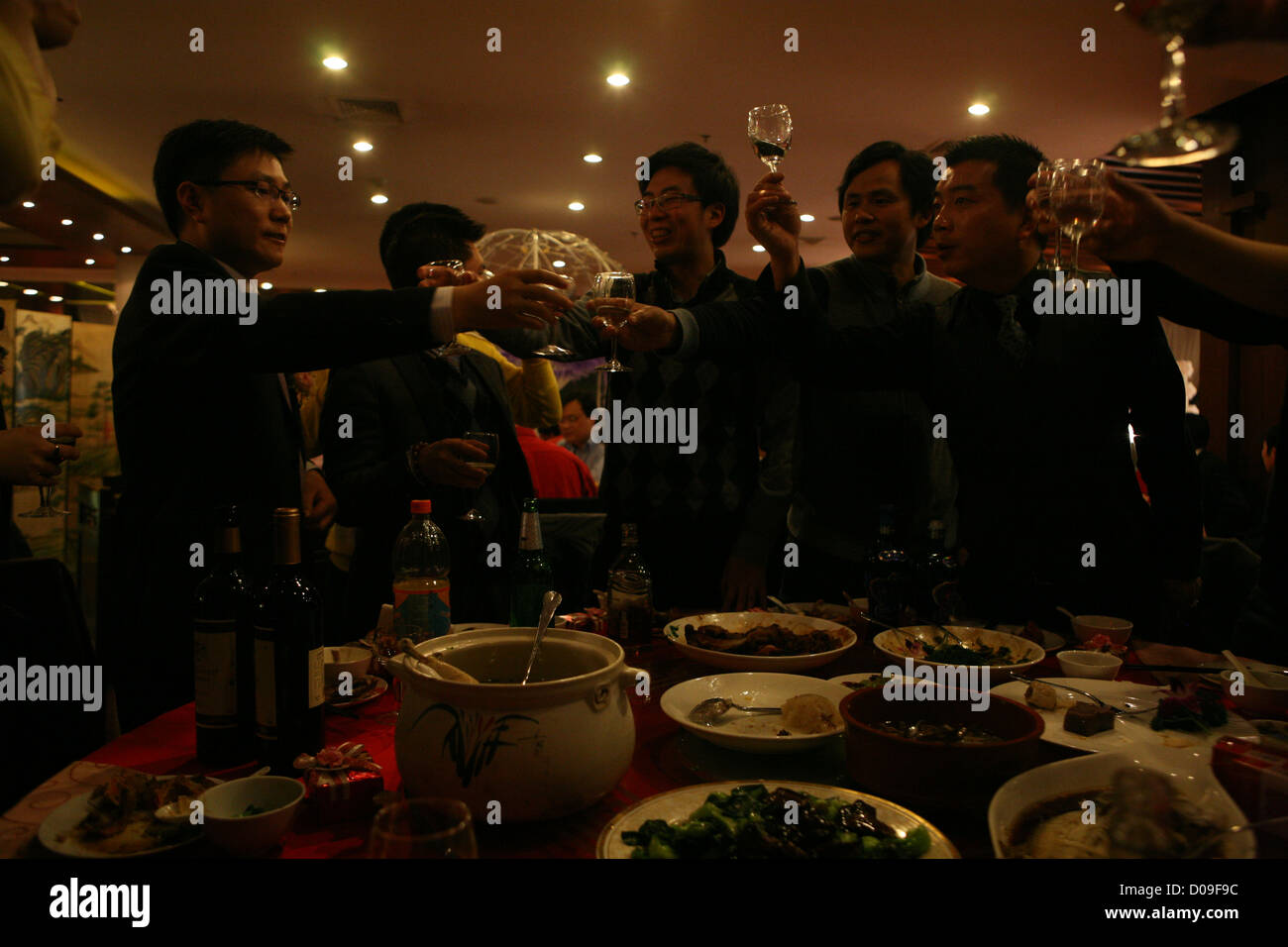 At a Chinese wedding banquet， guests toast the groom Stock Photo - Alamy