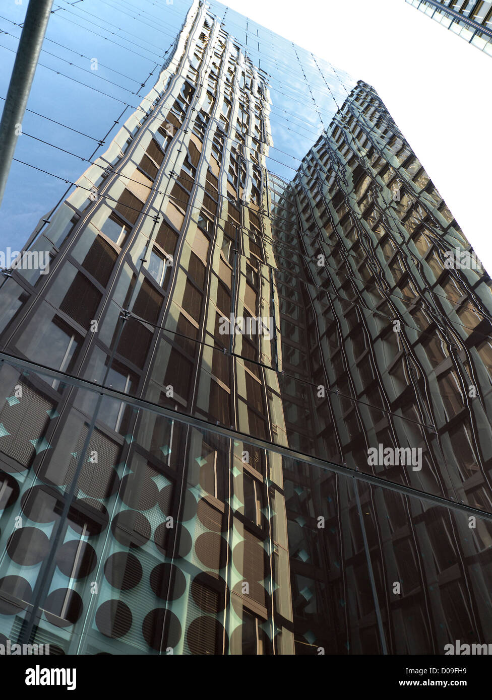 Modern skyscrapers dancing towers hi-res stock photography and images ...