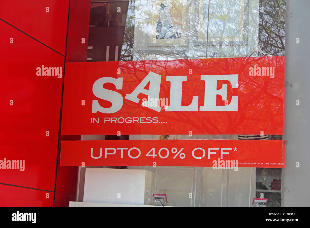 window display with 40 % Discount board at a shop, India Stock Photo ...