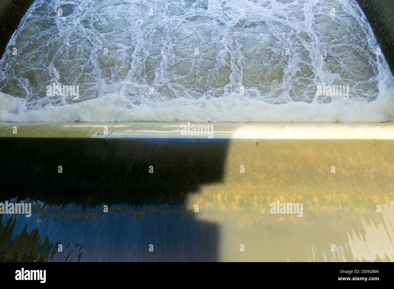 The Arzal dam is a dam on the Vilaine estuary , between the towns of ...