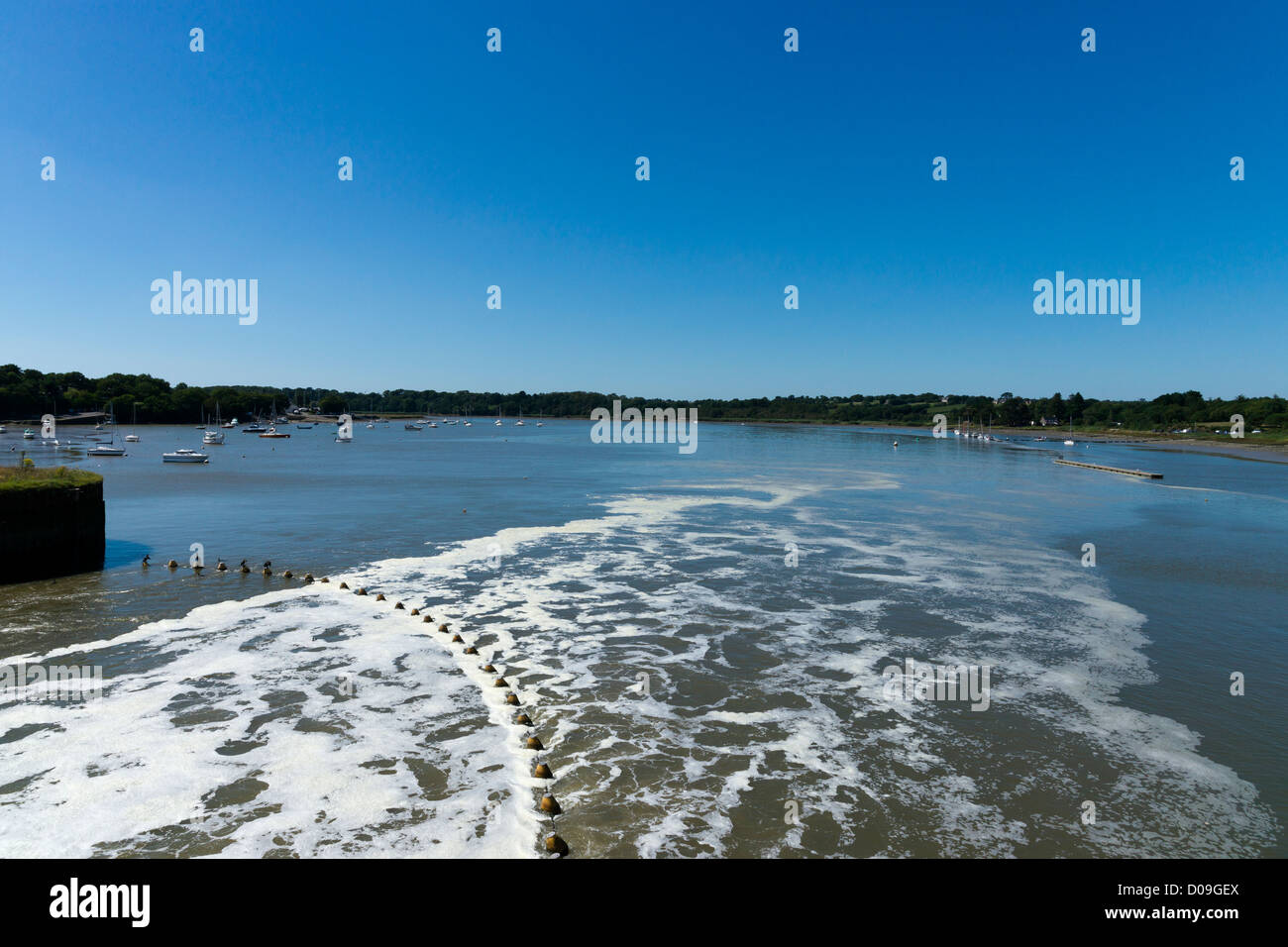 The Arzal dam is a dam on the Vilaine estuary , between the towns of ...
