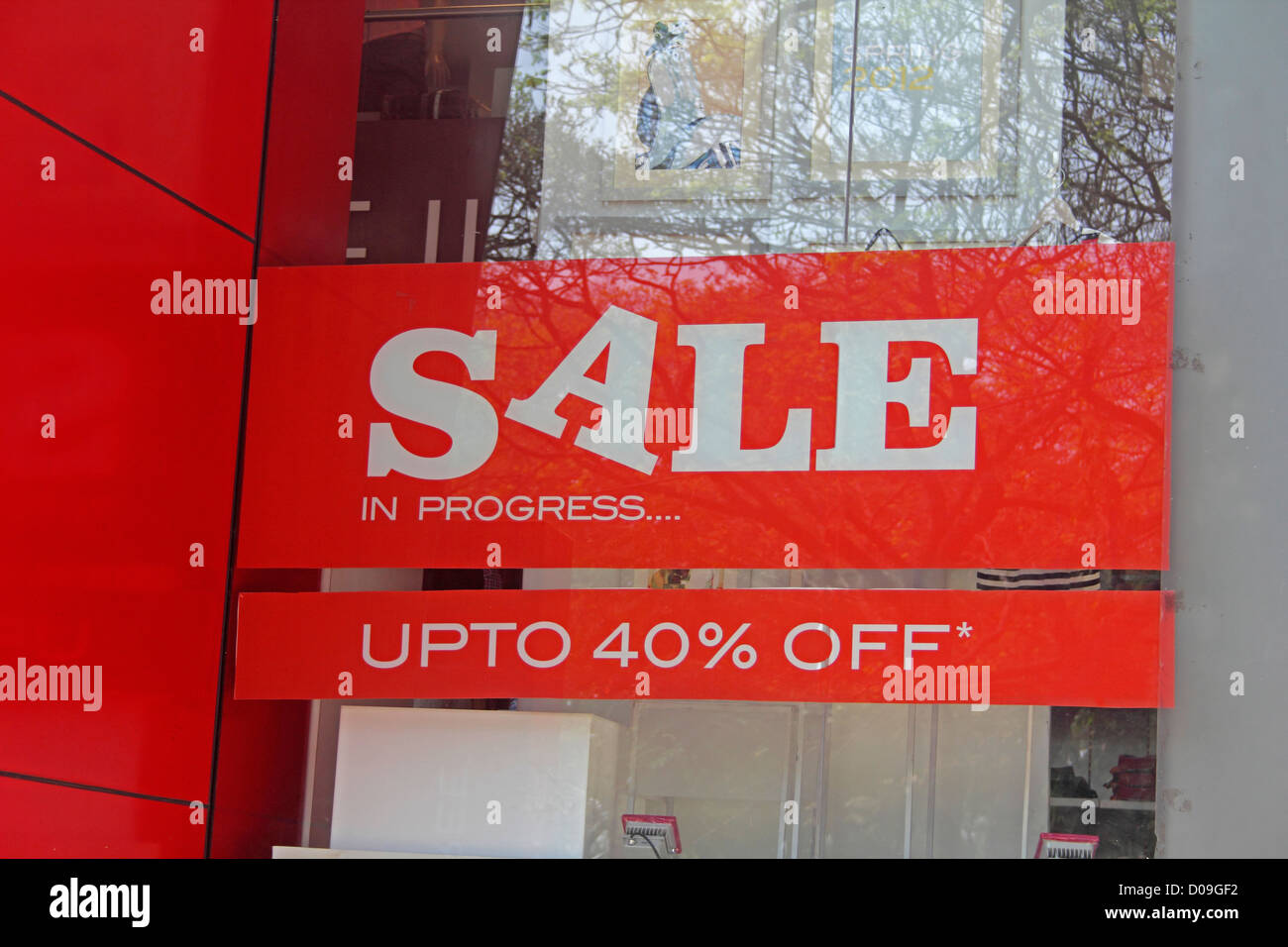 window display with 40 % Discount board at a shop, India Stock Photo ...