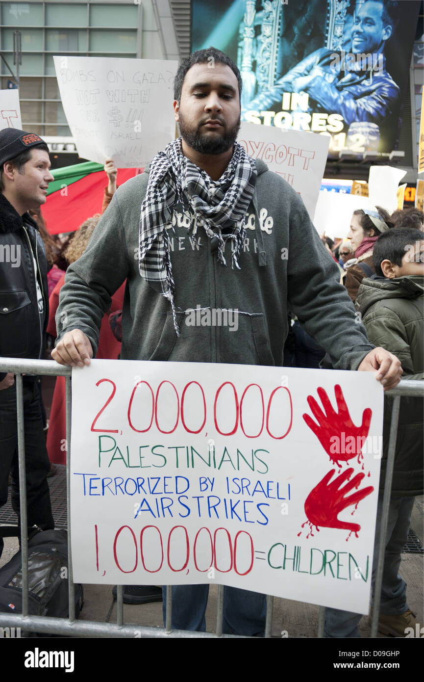 Palestinian young men protesters hi-res stock photography and images ...