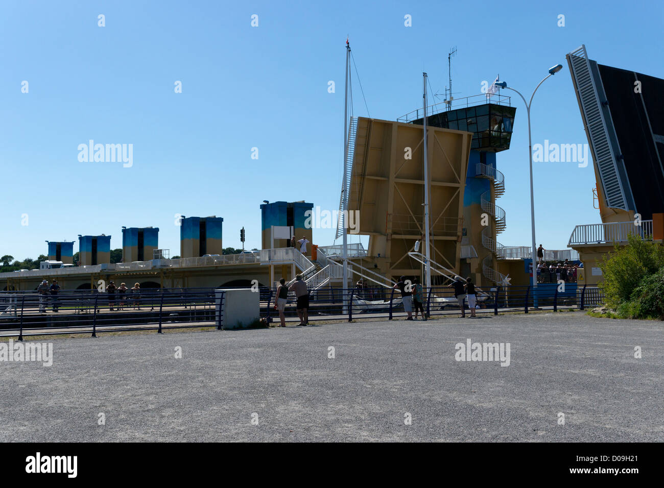The Arzal dam is a dam on the Vilaine estuary , between the towns of ...