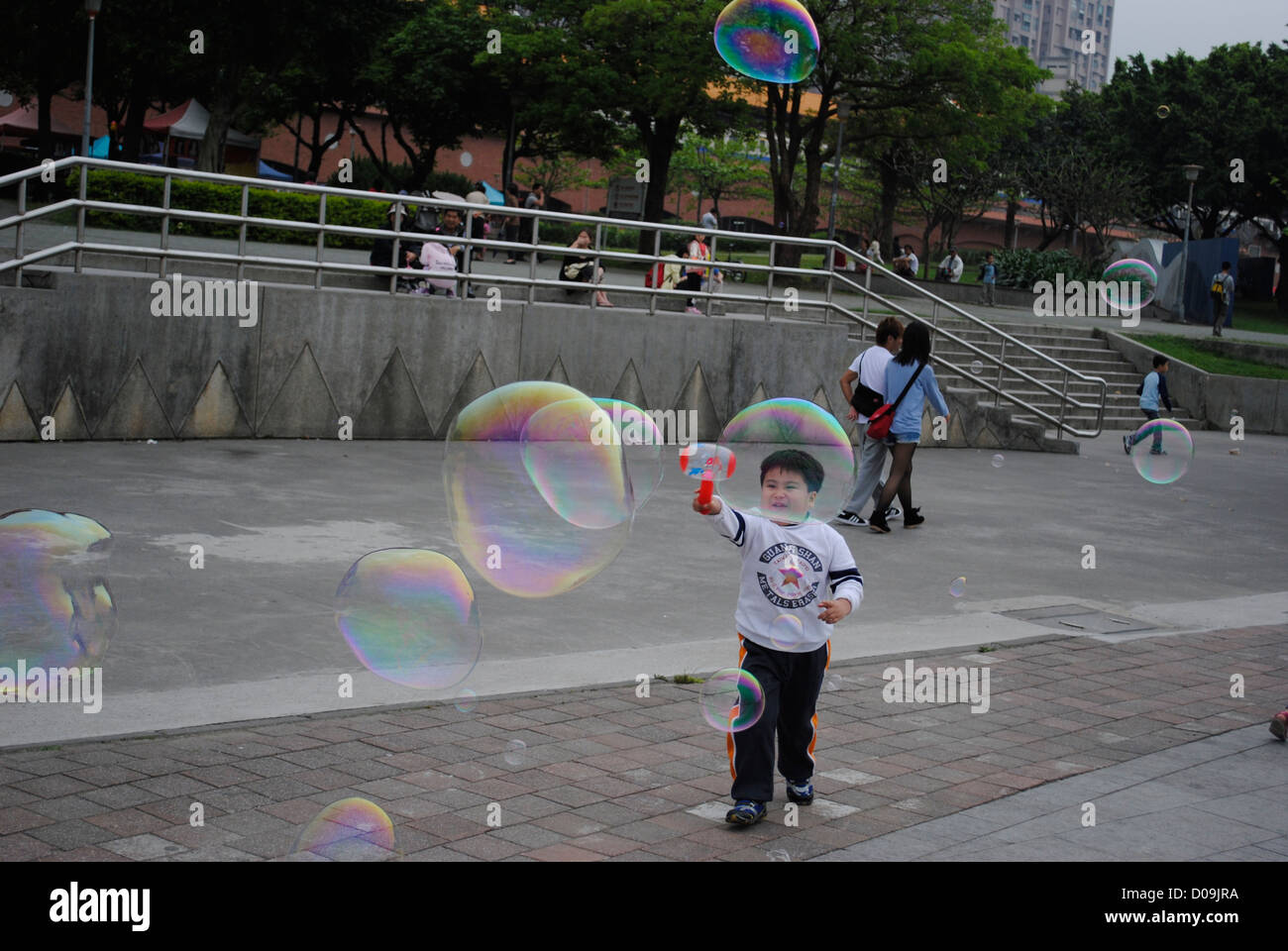 A child playing with Bubbles Stock Photo - Alamy
