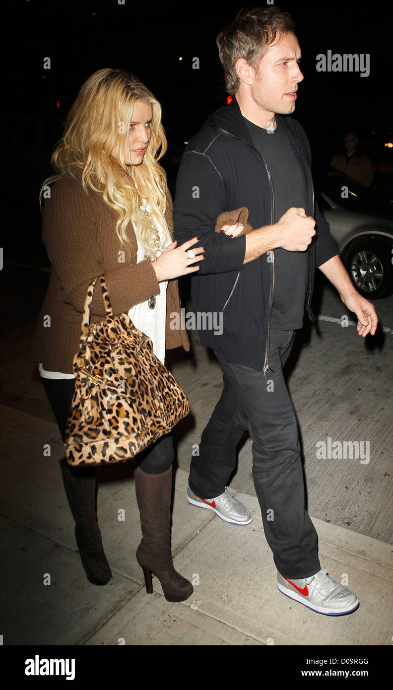 Jessica simpson carrying large leopard hi-res stock photography and ...