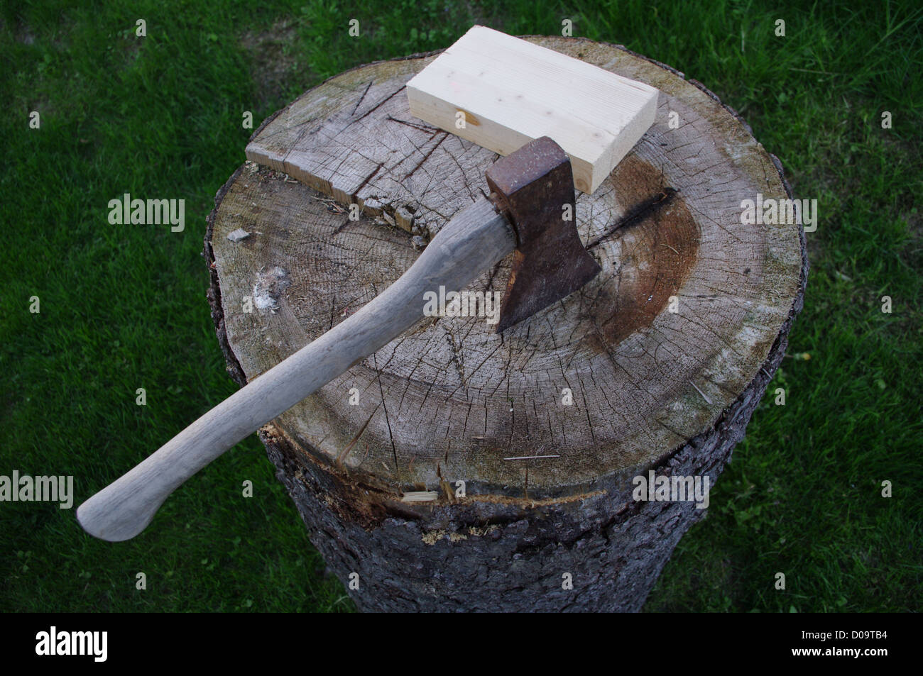 a axe on a stump of wood Stock Photo - Alamy