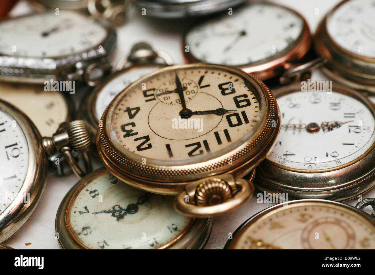Vintage clocks hi-res stock photography and images - Alamy