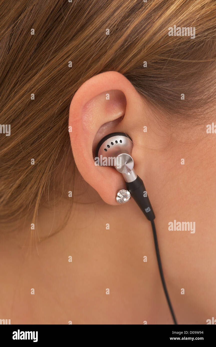 Teens listening to music walkman hi-res stock photography and images ...